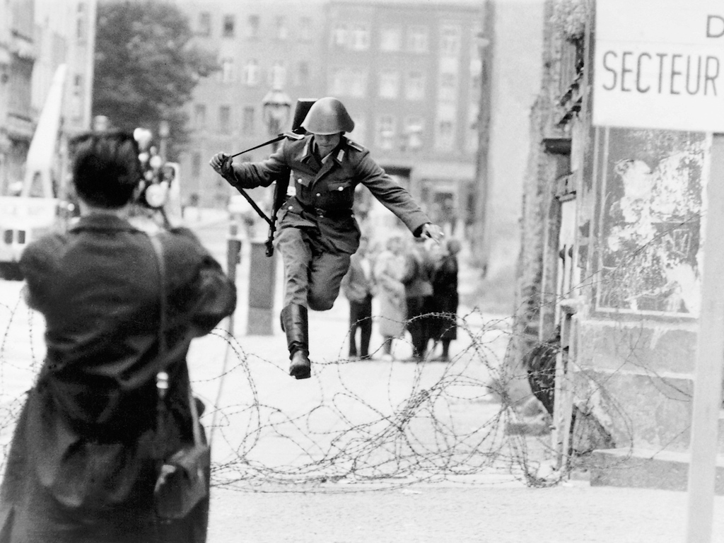 25 Iconic Photos that Changed the World - Part 2 | DdesignerR